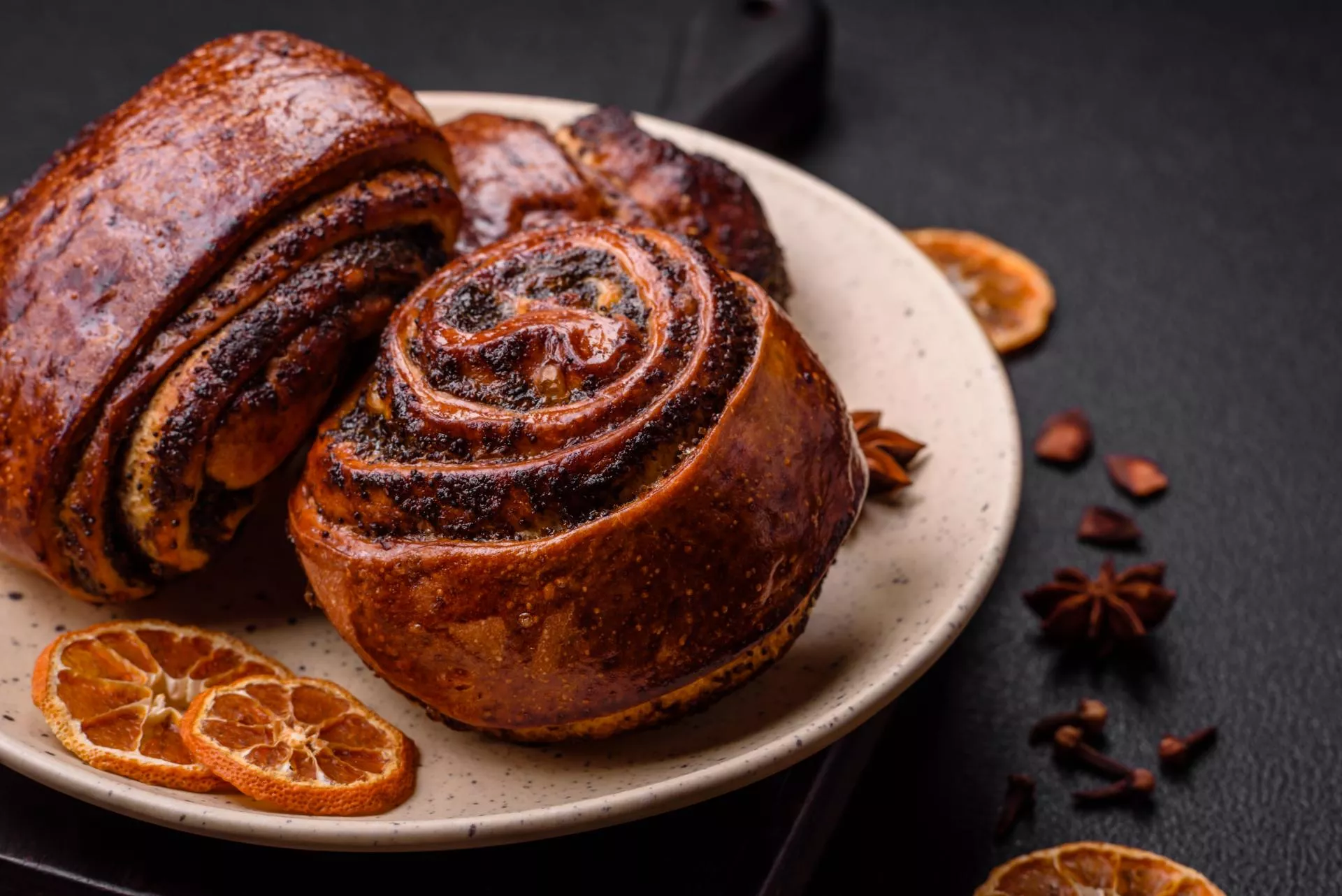 Znasz drożdżówki cynamonowe? Pokochasz kardamonki! Przepis na bułeczki ...